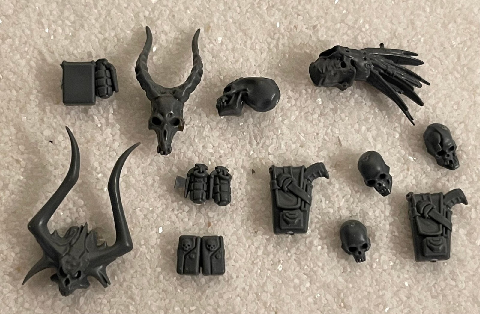 Space Marines 40k bits grenades pouches scenic basing miniature skulls ...