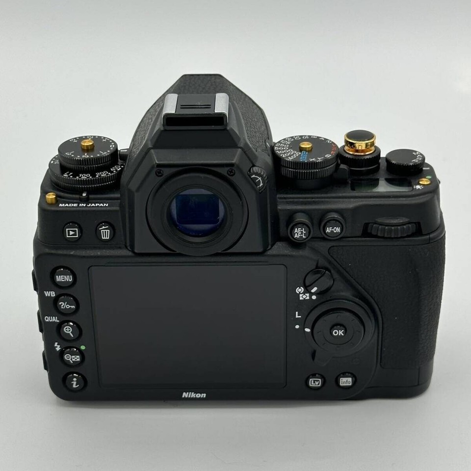 [MINT]Nikon Df Gold edition 16.2MP Digital SLR Camera Body (4547 shot ...