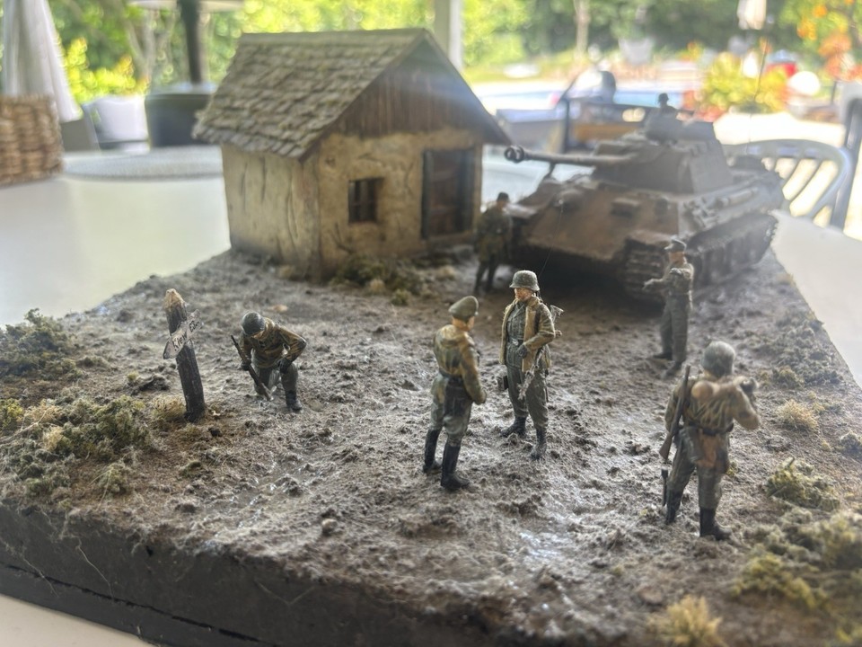 Built 1:35 Scale WWII Eastern Front Diorama: Panzer Panther Tank and ...