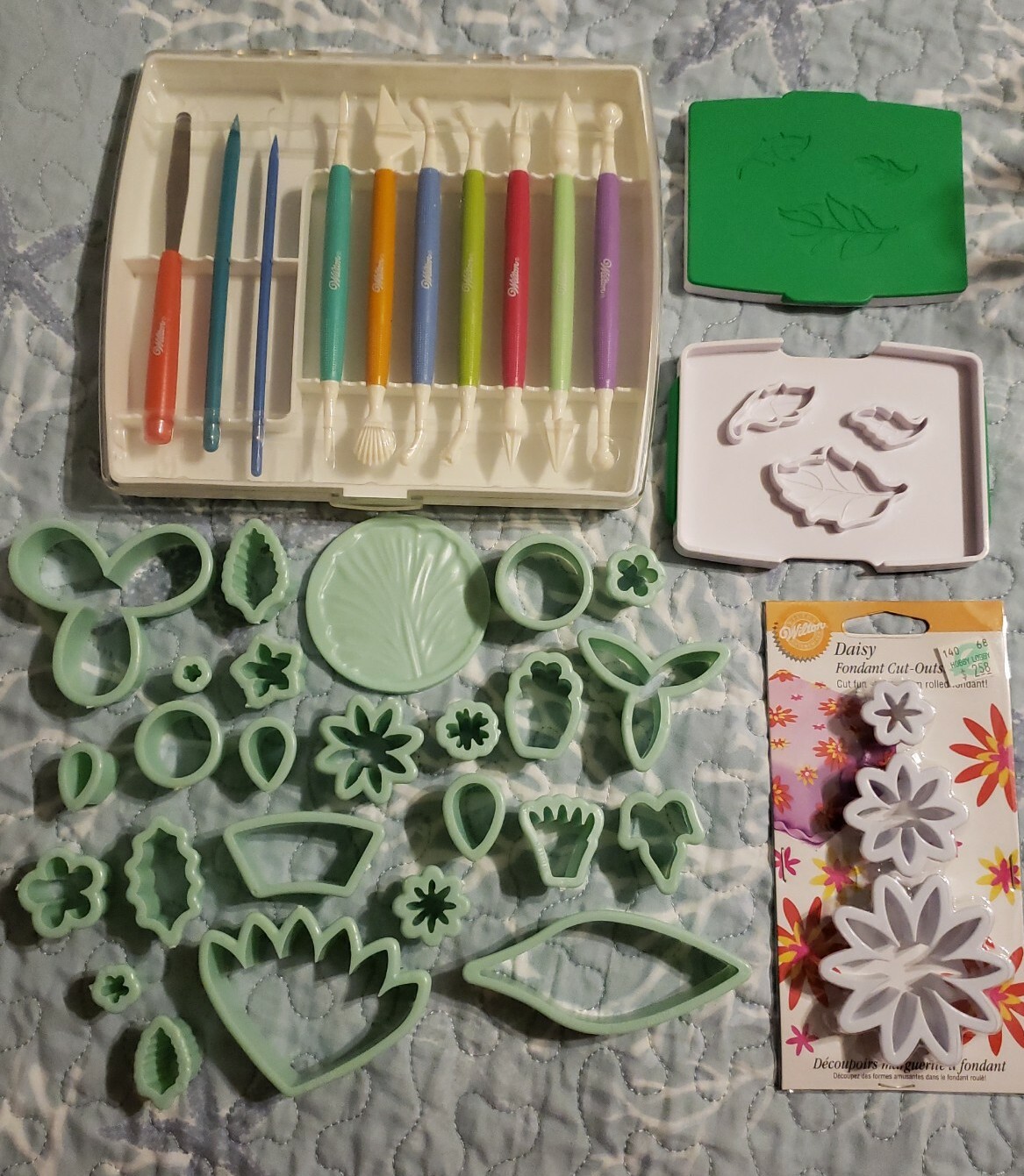 Lg Lot of Wilton Fondant and Gum Paste Tool Set & cutters | eBay
