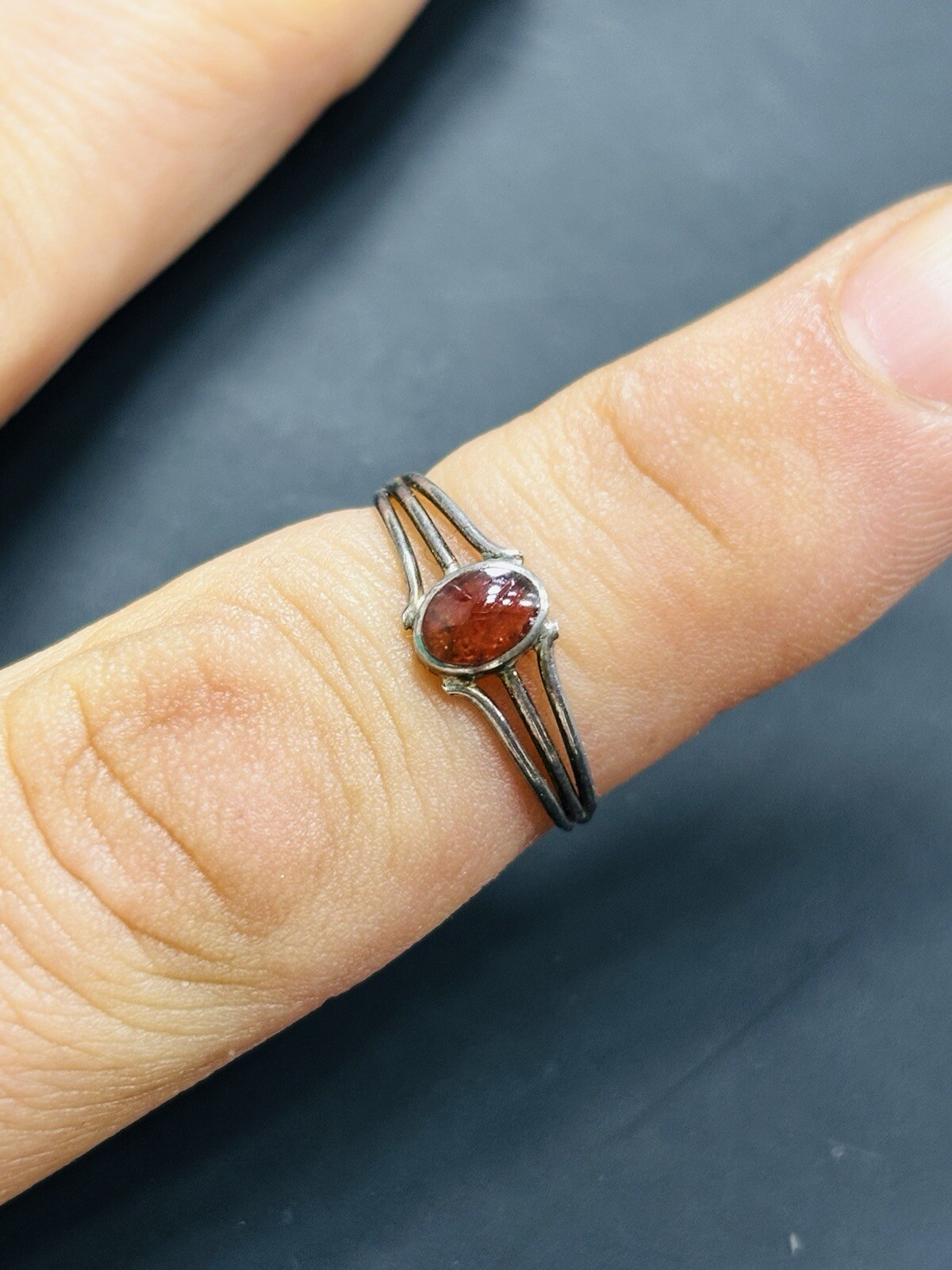 Small vintage silver and garnet ring UK size K slight… - Gem