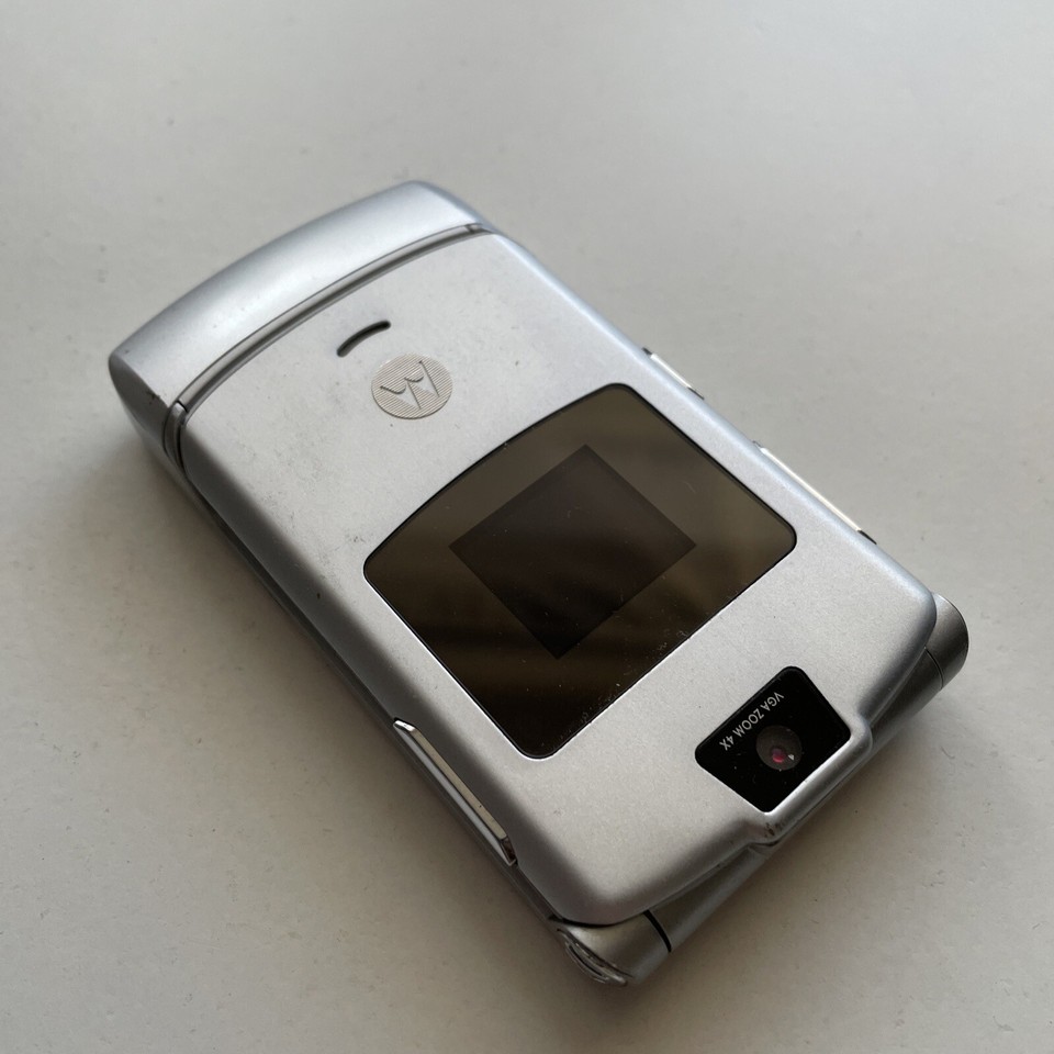MOTOROLA Silver RAZR V3 Ultra Slim Flip Mobile Phone. BOXED (2004 ...