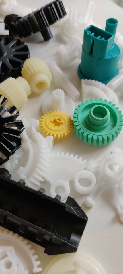 Hundreds of Plastic Gears, Cogs, Bits, Greeblies! - 1 lb of Small Craft ...