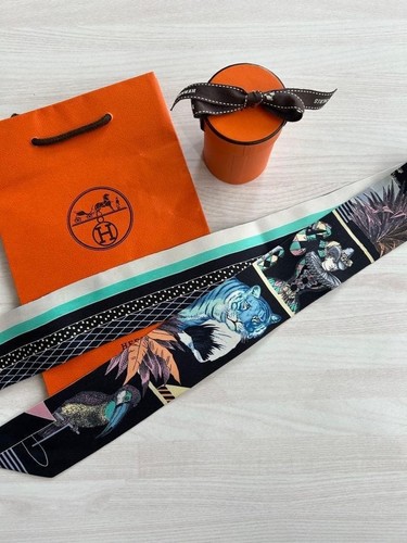 Hermes GRAND THEATRE NOUVEAU Seidentuch Twilly Animal Design ohne ...