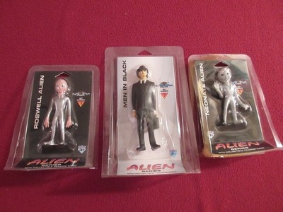 (3) ALIEN SHADOWBOX FIGURES: ROSWELL,NEONATE & MEN IN BLACK W/CARDS ...