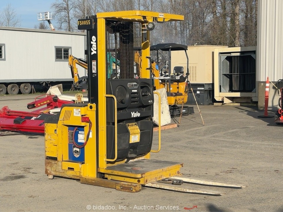 Yale OSOEF 3000 lbs Capacity Order Picker Stand Up Electric Forklift ...