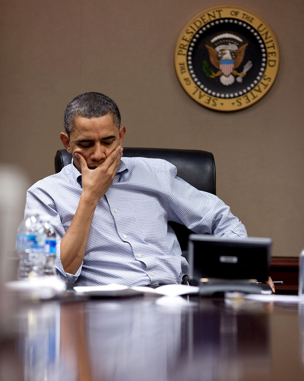 BARACK OBAMA ON CONFERENCE CALL ON LIBYA IN SITUATION ROOM - 8X10 PHOTO ...