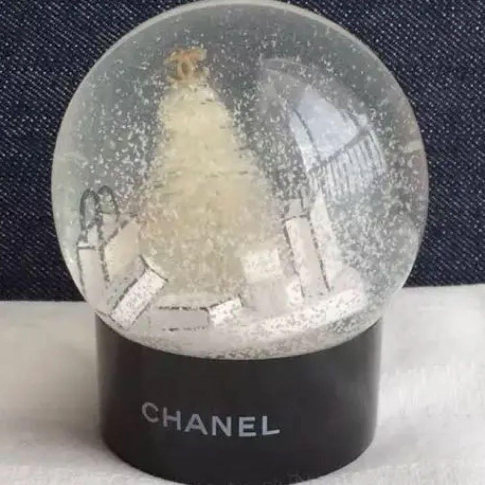 CHANEL Snow Globe Dome White Christmas Tree VIP customer Limited ...
