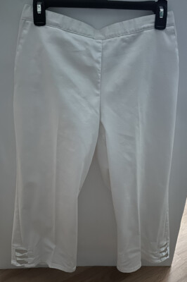 Alfred Dunner Capris 8P White Elastic waist in back ,cut out design on ...