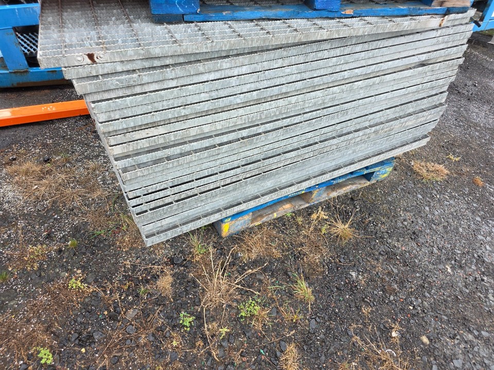 galvanised grating / Kennedy grating used in good condition 2 x pallets ...