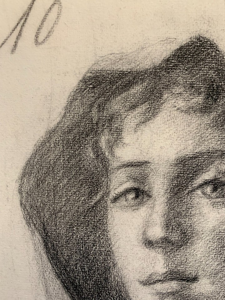 Dessin au fusain Portrait d'une jeune femme à la cape Petit chaperon ...