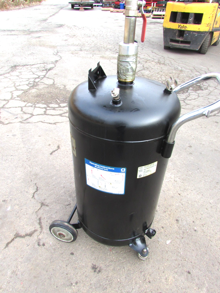 Graco 119573 Oil Ace 24 Gallon Portable Steel-Tank Pressurized Oil ...