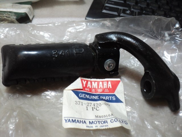 1973-78 YAMAHA TX XS 500 TX500 XS500 RIGHT HAND FOOTPEG ASSY NOS OEM ...