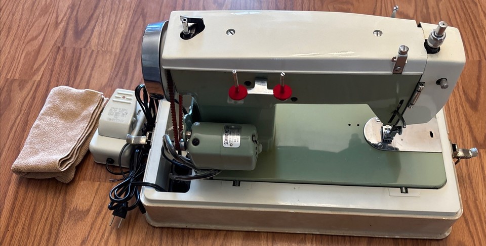 Vintage Dressmaker Deluxe Model 205 Zig Zag Sewing Machine Avocado ...