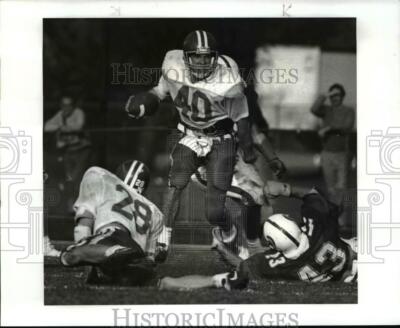 1986 Press Photo Chris Spriggs, Denison TB goes for 6 yards & 1st down ...