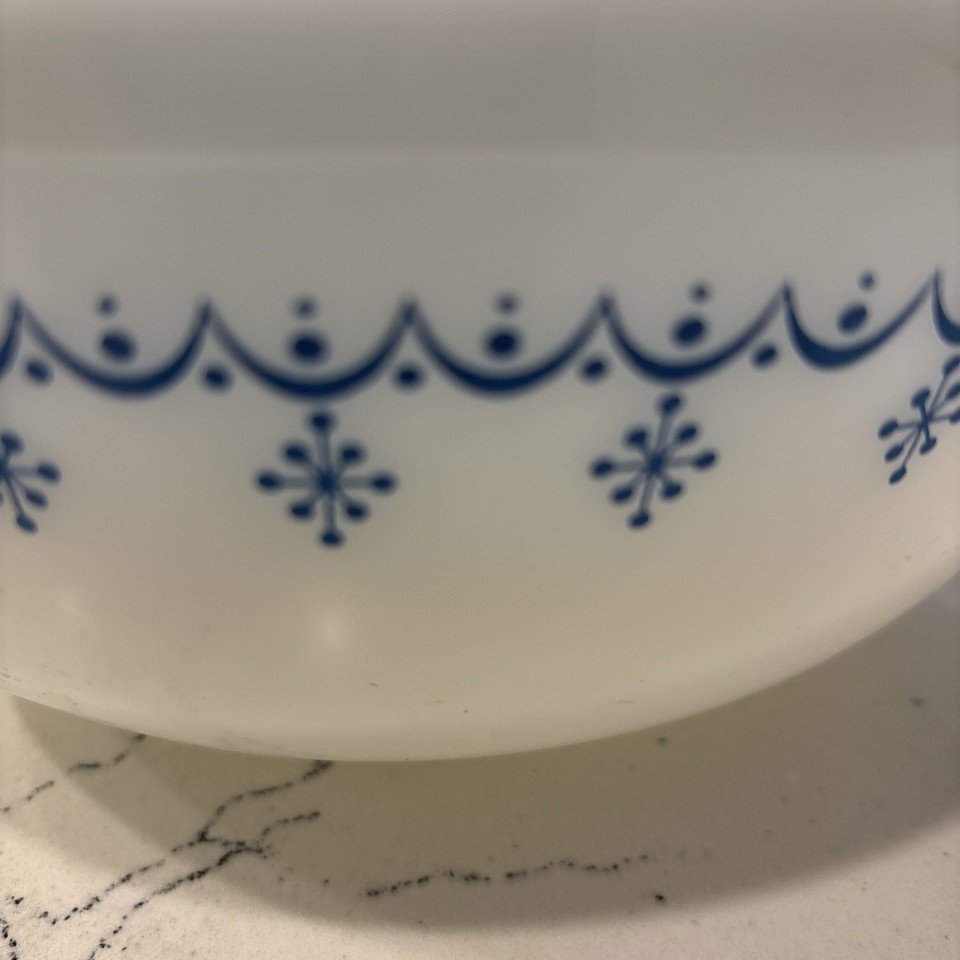 Vtg Pyrex 404 4 Qt Glass Mixing Bowl Blue On White Snowflake Garland VG ...