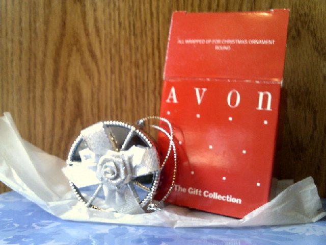RHTF VTG AVON ALL WRAPPED UP FOR CHRISTMAS ORNAMENT-ROUND-NEW IN BOX ...