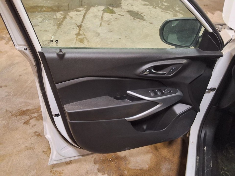 2024 Chevrolet Trax Passenger Front Door White OEM Keyless Entry Used ...