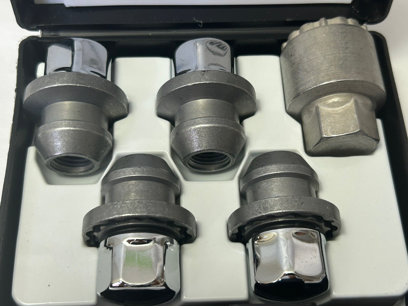 New Genuine GM Wheel Lock Kit - Chrome 85548789 | eBay