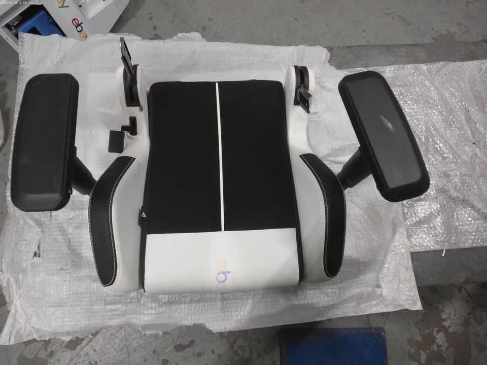 Alienware S5000 Gaming Swivel Chair - Black/White (Only includes the ...