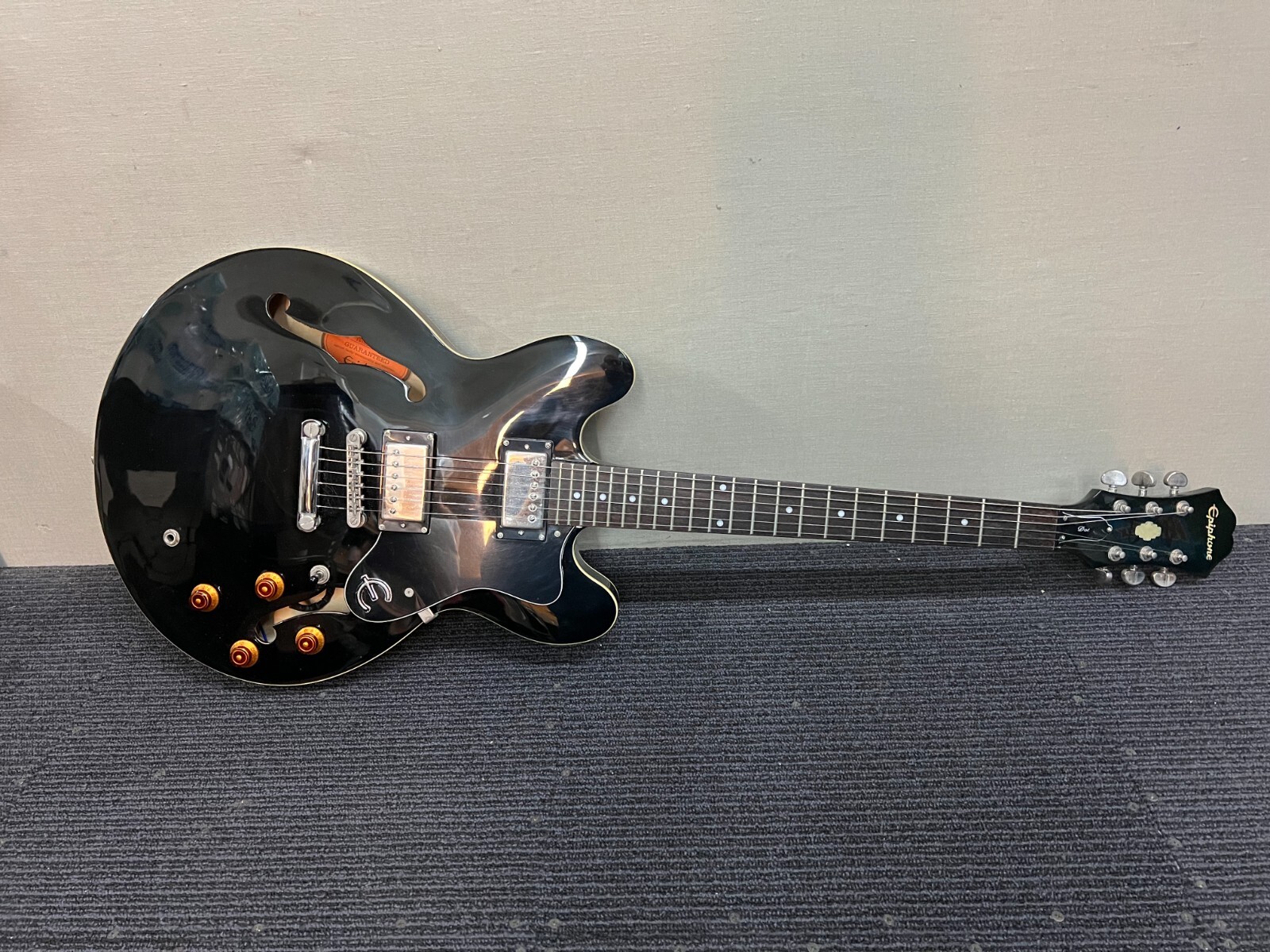 Epiphone DOT EB Semi-Hollowbody Electric Guitar & Road Runner Hard ...