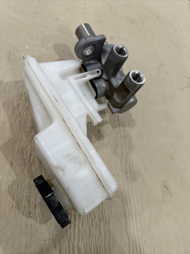 Brake Master Cylinder w/ Reservoir 2020 GMC Acadia 84644599 2017 2018 ...
