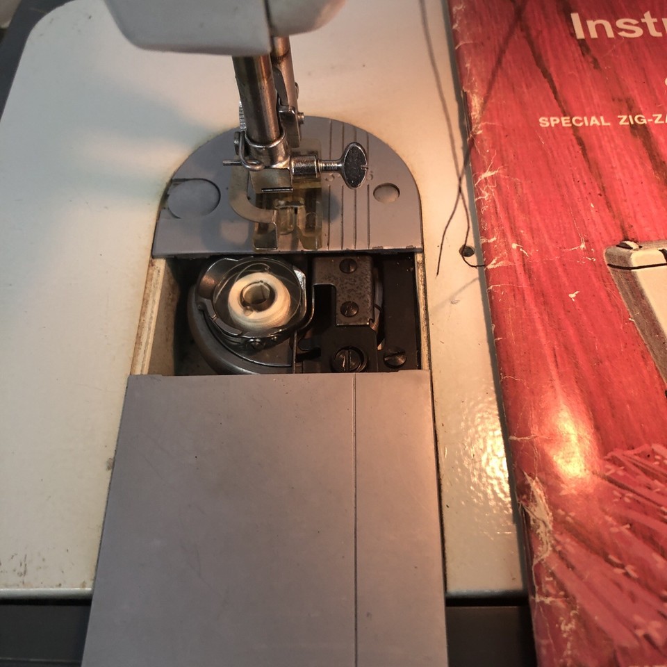 VINTAGE CLASSIC SINGER SPECIAL ZIG ZAG MODEL 478 SEWING MACHINE W ...