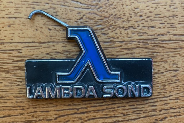Volvo 1254906 Lambda Sond Emblem for The Grille 200 Series RARE for ...