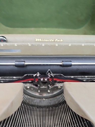 Remington Rand Quiet-Riter Miracle Tab Vintage Typewriter w/ Case (Read ...