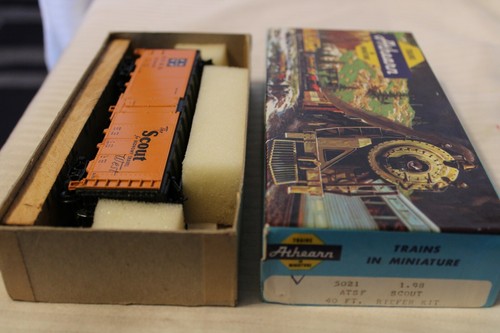 HO Scale Athearn 40' Box Car, Santa Fe ATSF, Scout, Orange, #35829 ...