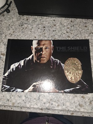 The Shield: The Complete Series | DVD | Boxed Set | 7 seasons, 29 Discs ...