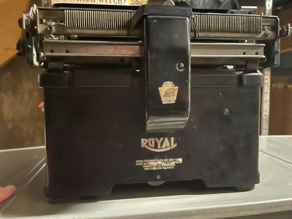 CLASSIC - Antique Vintage ROYAL Manual Typewriter Serial # KHM 1992348 ...