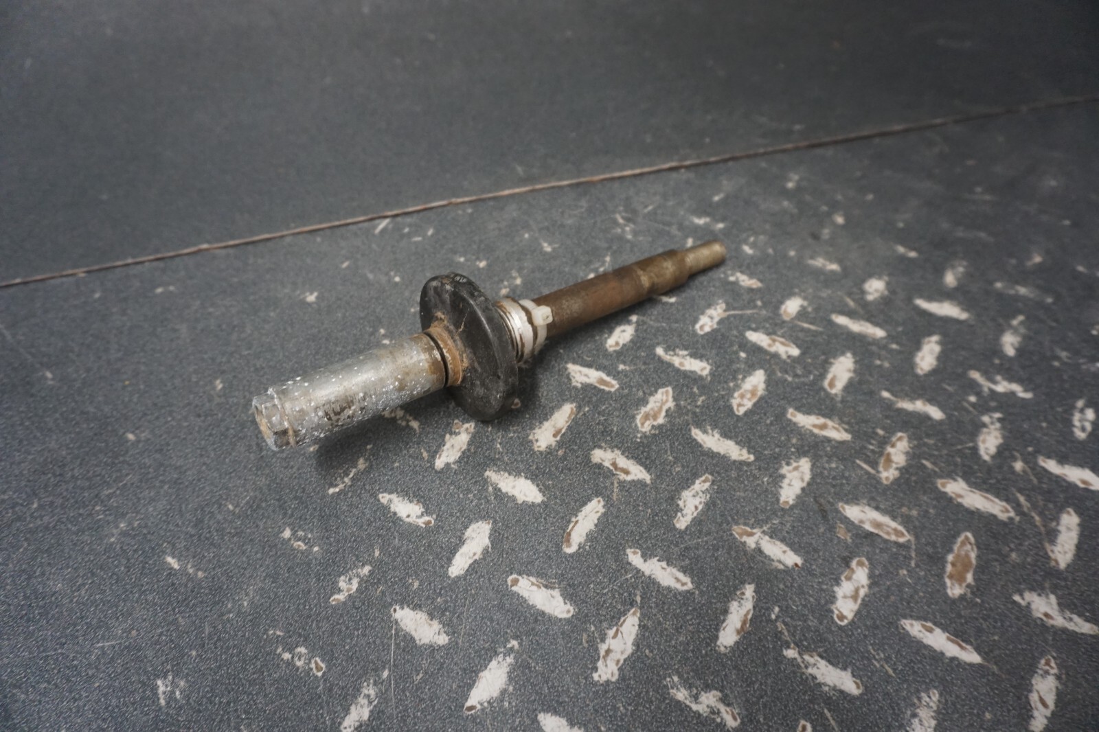 1985-1989 CR500 CR250 CR125 Honda OEM Front Wheel Axle Shaft Bolt Ass'y ...