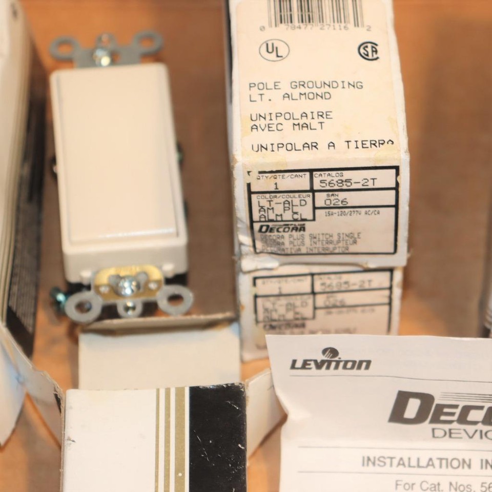 One Leviton 5685-2T Decora Single Pole Double Throw Center Off Lt ...