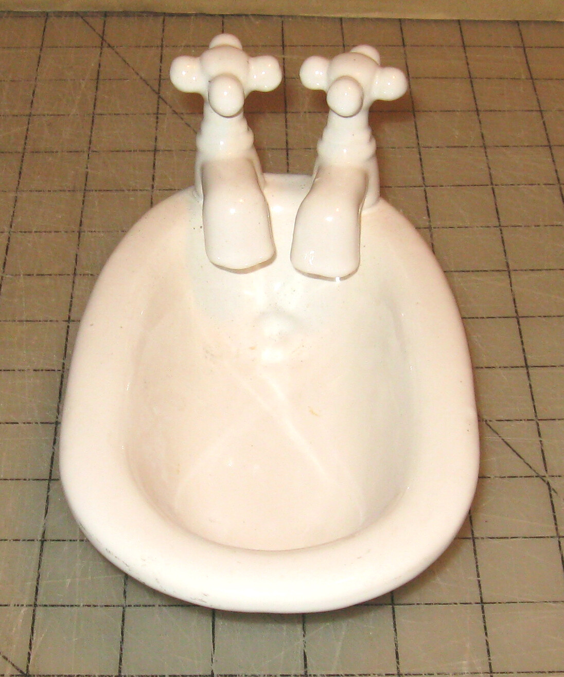 Vtg 7" WHITE Antique Looking 2 Spigot Ceramic Bath Tub Soap Dish ...