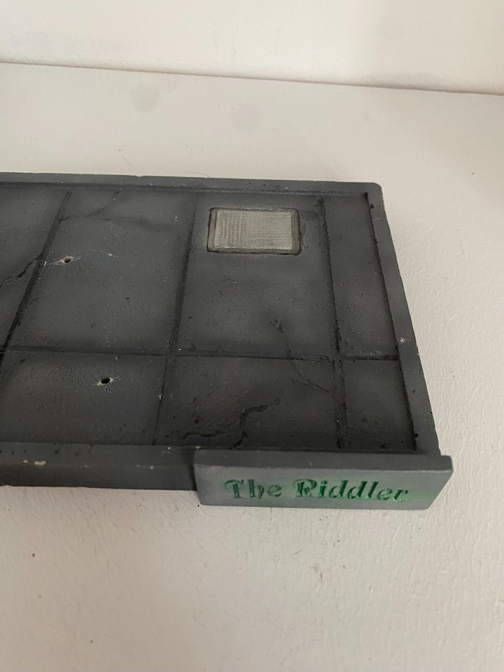 DC UNIVERSE COMICS BATMAN SERIES THE RIDDLER DISPLAY BASE ACTION FIGURE ...