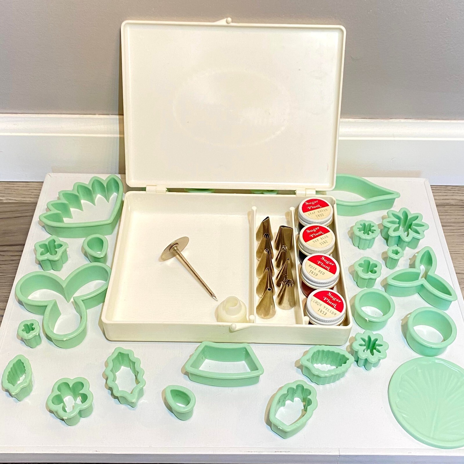 vintage-wilton-sugar-plum-1970-s-basic-kit-w-25-wilton-1984-fondant