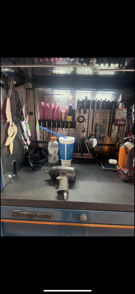 Snap On Toolbox Like New Box with Hutch and Locker! Auto Lights and ...