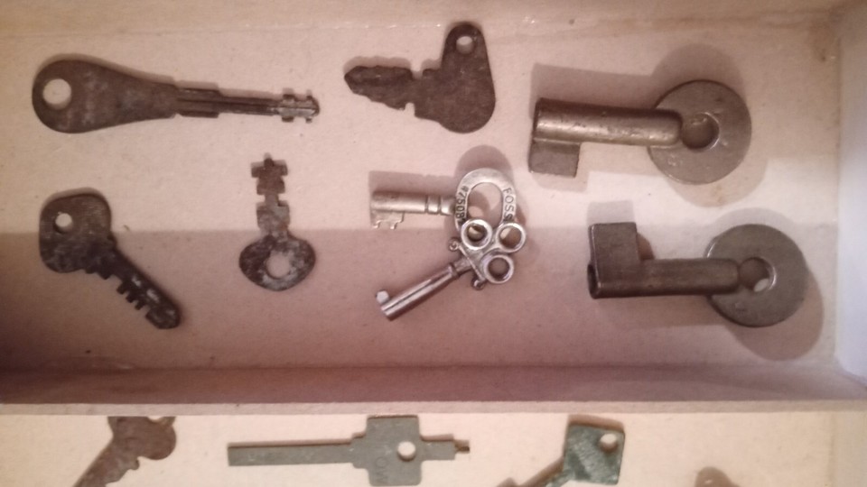 Lot of 21 Vintage Misc. Emergency Keys/Cast Iron Key with Box | eBay