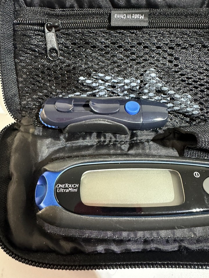 ONETOUCH UltraMini Blood Glucose Meter Glucometer - Blue - Meter & Case ...