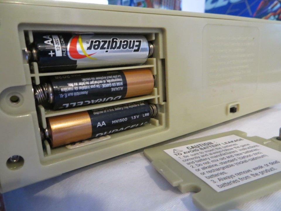 Clue FX Electronic Talking Game Deluxe Detective 9 Locations Butler 8 ...