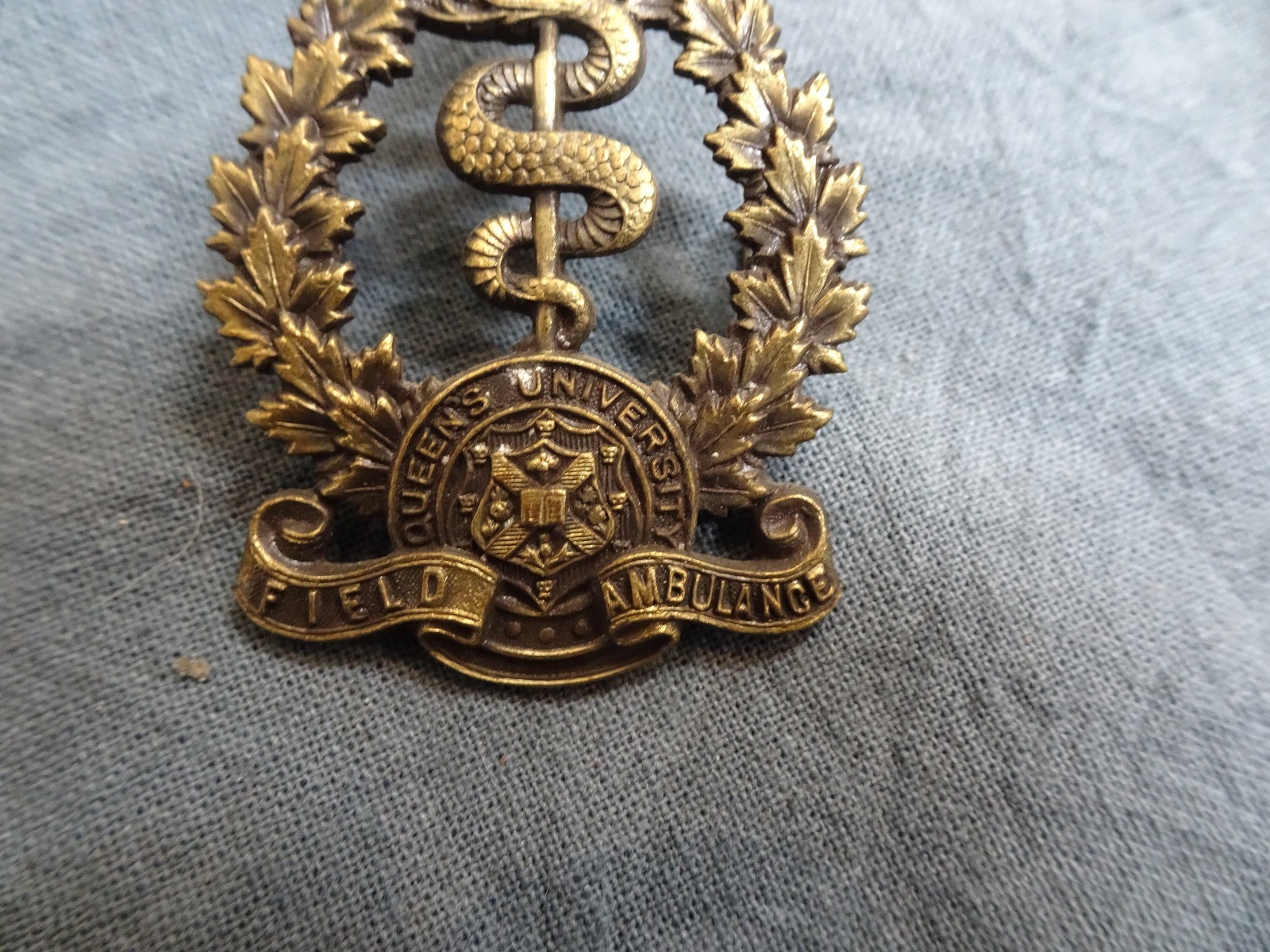 Rare Orig WW1 Cap Badge "Queens University - Field Ambulance - CAMC ...