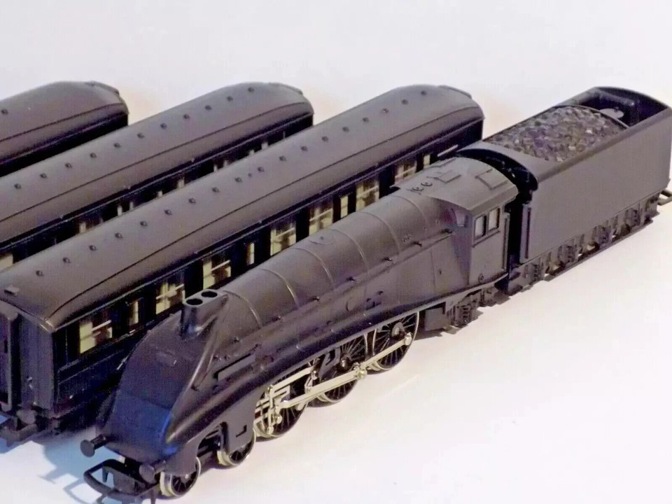 Hornby OO Gauge A4 Mallard 4-6-2 Wartime Black Style, 2 Coaches & 1 ...