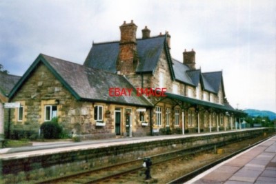 PHOTO 1999 MACHYNLLETH RAILWAY STATION ON THE RAIL ROUTE FROM THE ...