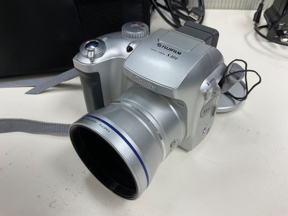 * Fujifilm S304 Finepix Digital Camera 6x Optical zoom 3.2 MP + Case ...