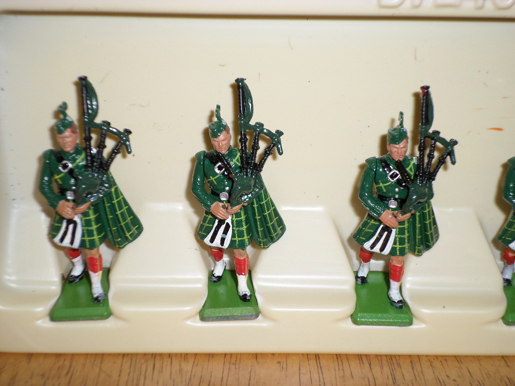 BRITAINS METAL MODELS - [BOX SET #7242] #6 Gordon Highlander Pipers ...