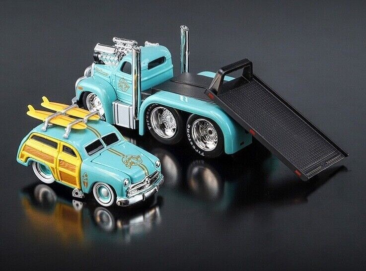 MAISTO MUSCLE MACHINES - MUSCLE TRANSPORTS 1953 MACK FLATBED / 1950 ...