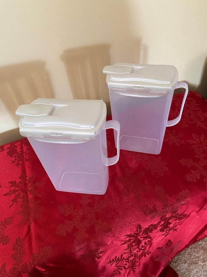 LocknLock Set of 2- 1/2-Gallon Pitchers with Pearl Colored Locking Lids ...