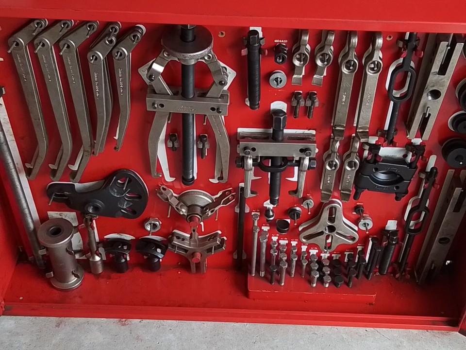 SNAP ON CJ2000 INTERCHANGEABLE MASTER PULLER SET W/ TOOL BOARD,CABINET ...