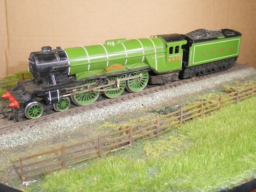 Hornby 00 Gauge LNER Class A3 4-6-2 Steam Loco/Tender 4472 LNER Lined ...